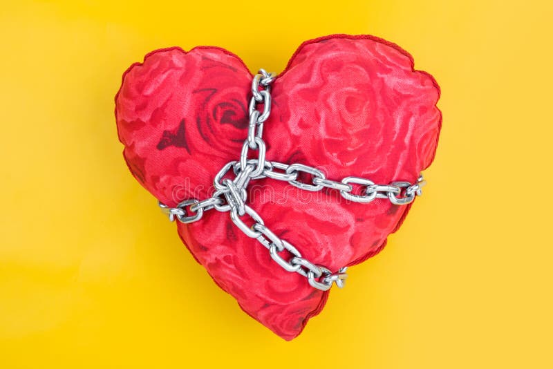 Corazón encadenado foto de archivo. Imagen de enlaces - 7908366