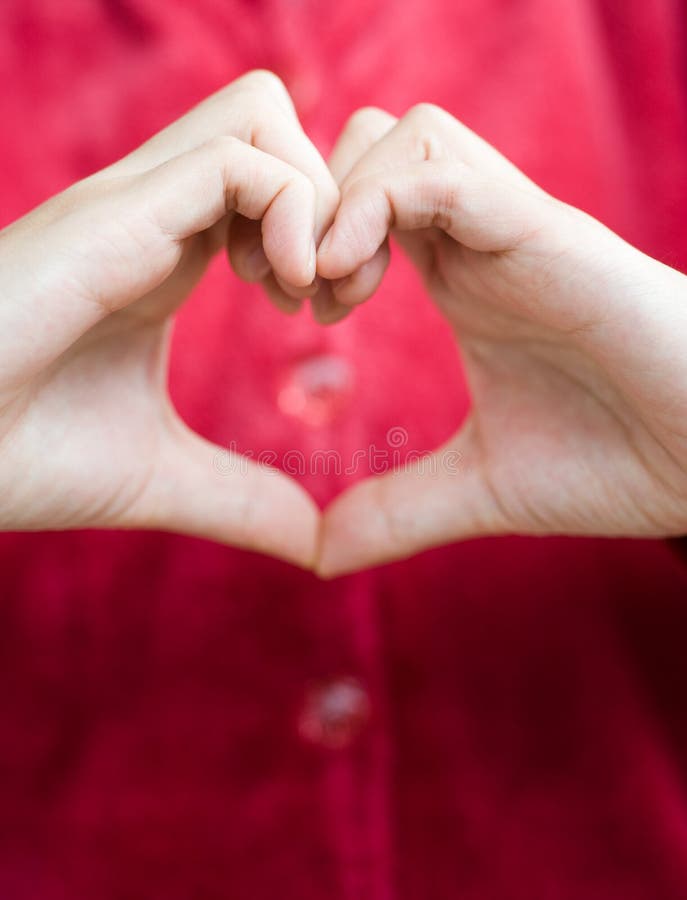 Manos Femeninas En Forma De Corazón Foto de archivo - Imagen de mano ...