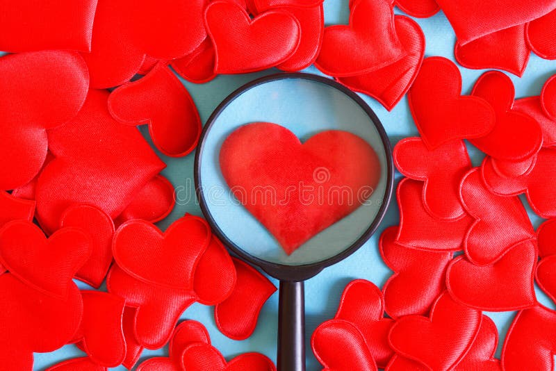 Corazón Bajo Una Lupa Junto A Muchos Otros Corazones Fondo Azul Elegir