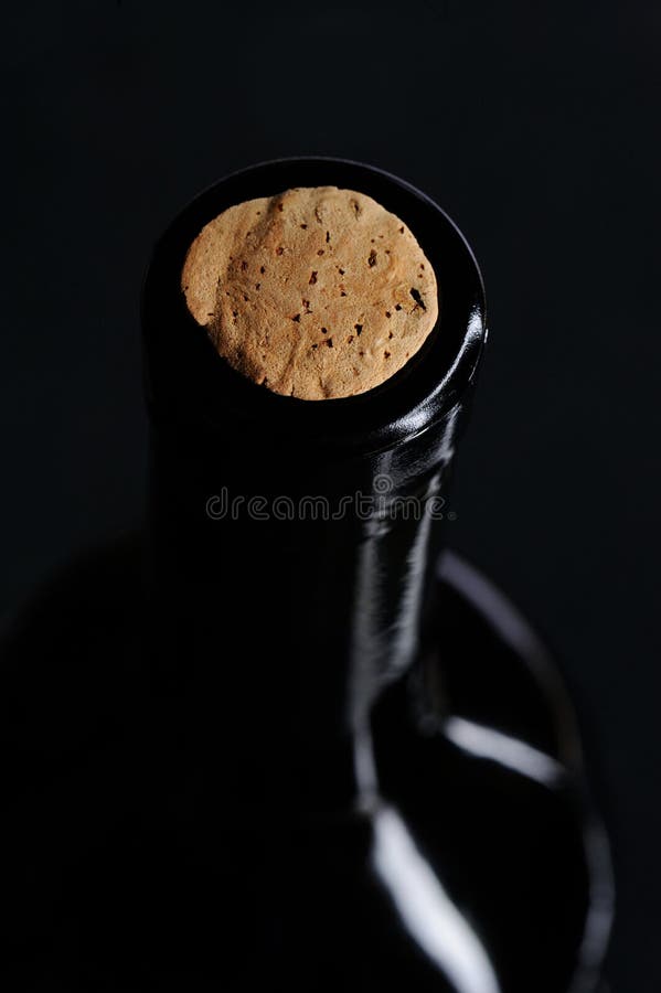 Corcho En La Botella De Vino Foto de archivo - Imagen de cristal ...