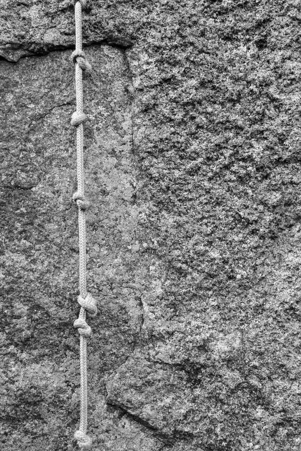 Corda Con I Nodi Su Una Roccia Fotografia Stock - Immagine di vecchio ...