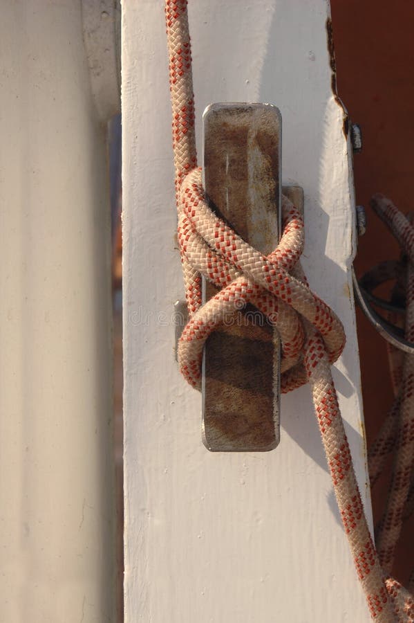 Amarrando A Corda Do Iate Amarrada Em Torno De Um Grampo Foto de Stock ...