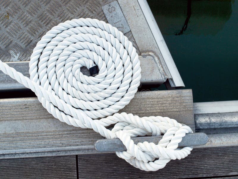Corde De Bateau Avec Naviguer Le Noeud Photo stock - Image du noeud ...