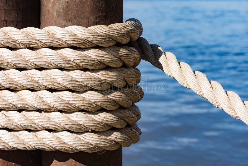 Corde et bateau sur l'eau photo stock. Image du bateau - 43076090