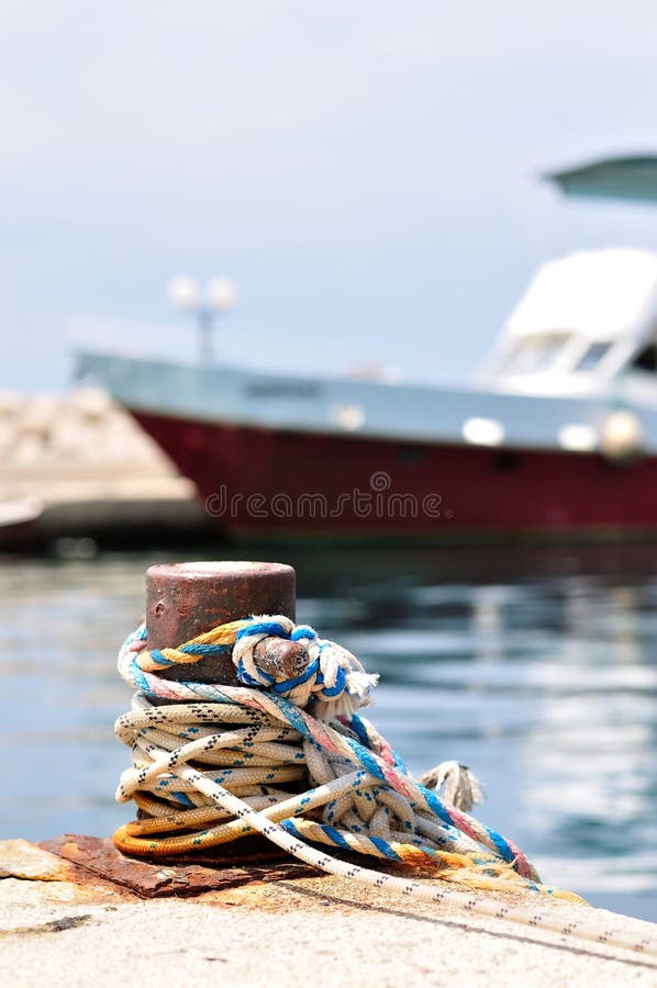 Corde Marine Sur La Borne D'amarrage Image stock - Image of canotage ...