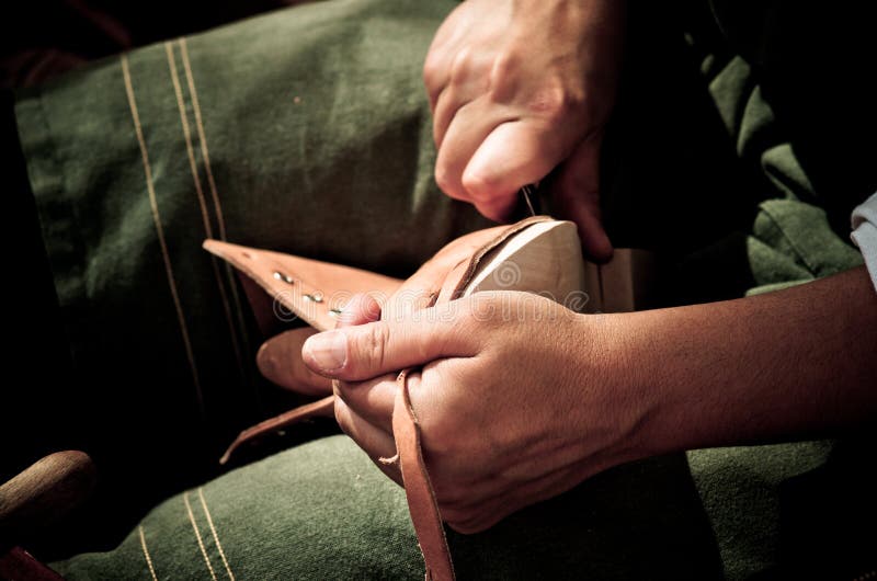 Outils de cordonnier image stock. Image of travail, cuir - 25832815