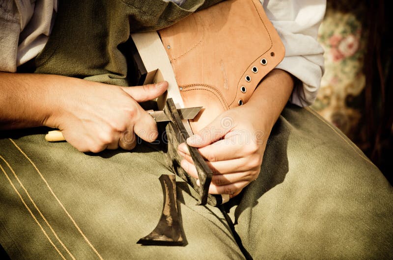 Fermez-vous D'un Homme De Cordonnier Travaillant Avec Le Cuir Photo ...