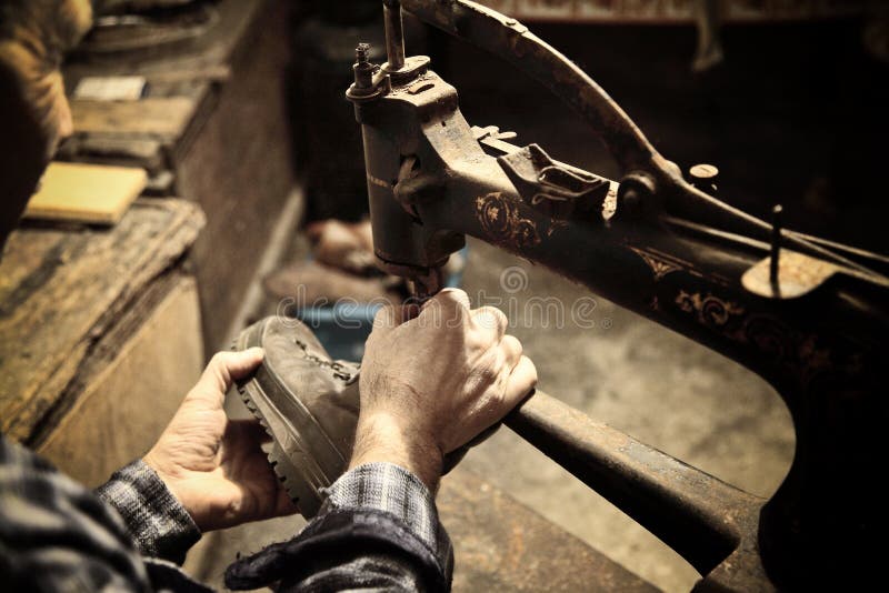 Un Cordonnier Plus âgé Au Travail Image stock - Image du cuir, masculin ...
