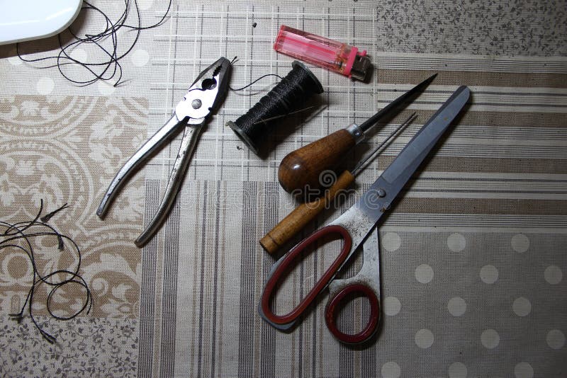 Cordonnier Outils De Fabrication Mis Sur Une Table Image stock - Image ...