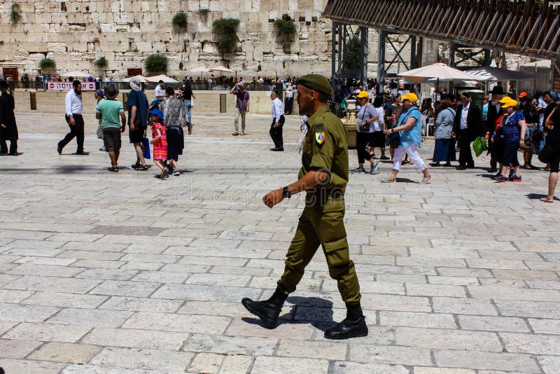 Soldado Israelita Na Parede Ocidental Imagem Editorial - Imagem de ...