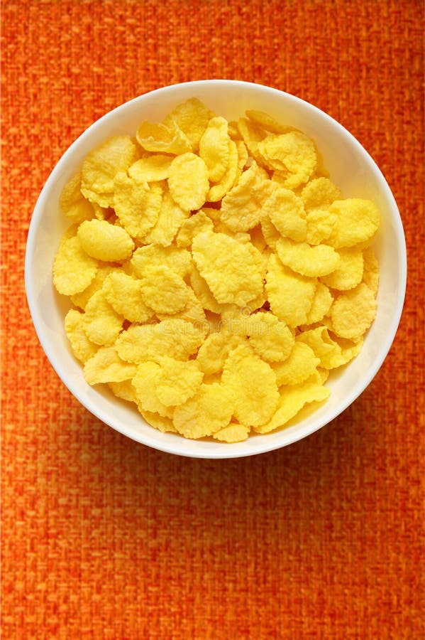 Gelbe Corn Flakes stockfoto. Bild von produkt, frühstück - 87261442
