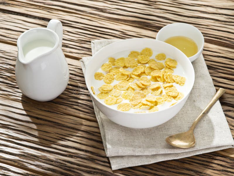 Corn-Flakes Getreide Und Milch Stockbild - Bild von glas, schüssel ... Corn-Flakes Getreide Und Milch Stockbild - Bild von glas, schüssel ...