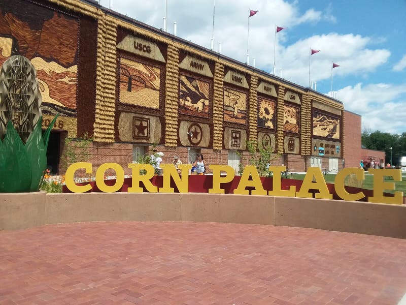 Corn Palace Corncob Statue - Mitchell, South Dakota Editorial Stock ...