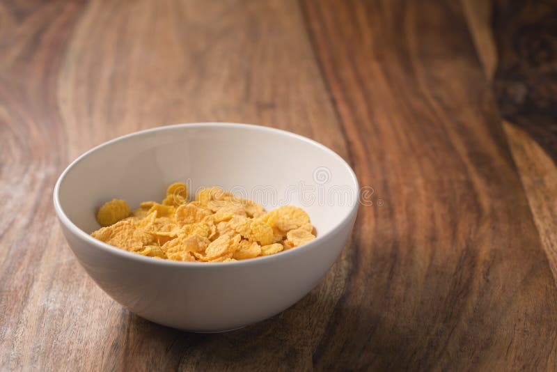 Cornflakes Met Vruchten En Noten in Witte Kom Op Houten Lijst Stock ...
