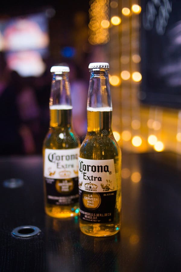 Corona Extra-Bier redaktionelles stockfotografie. Bild von flüssigkeit ...
