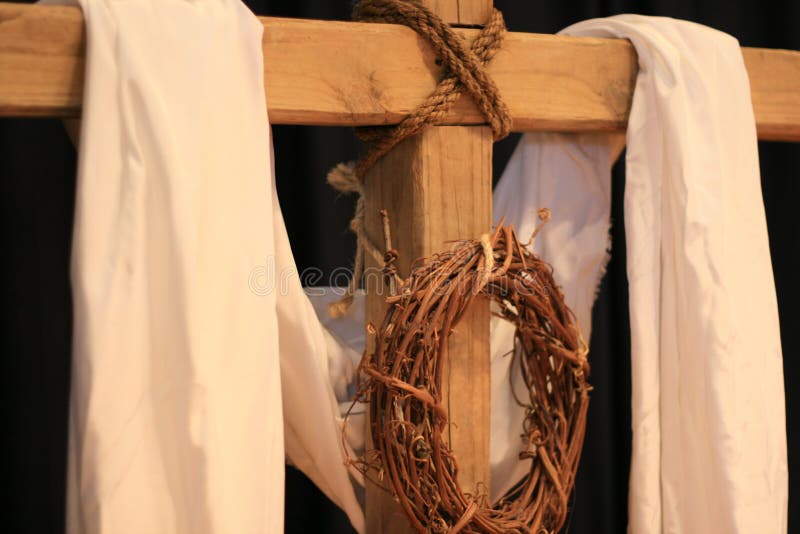 Corona y Cruz imagen de archivo. Imagen de renacimiento - 3790105