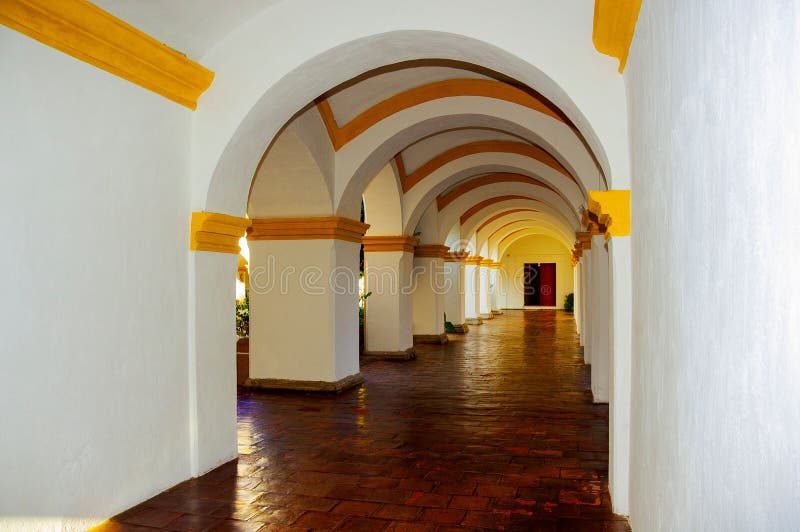 Corredor En Un Edificio Colonial De Antigua Guatemala Interior Con ...
