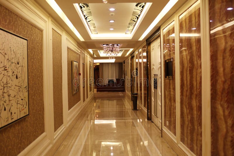 Uma Luz E Um Corredor Luxuoso Brilhante Do Hotel Foto de Stock - Imagem ...