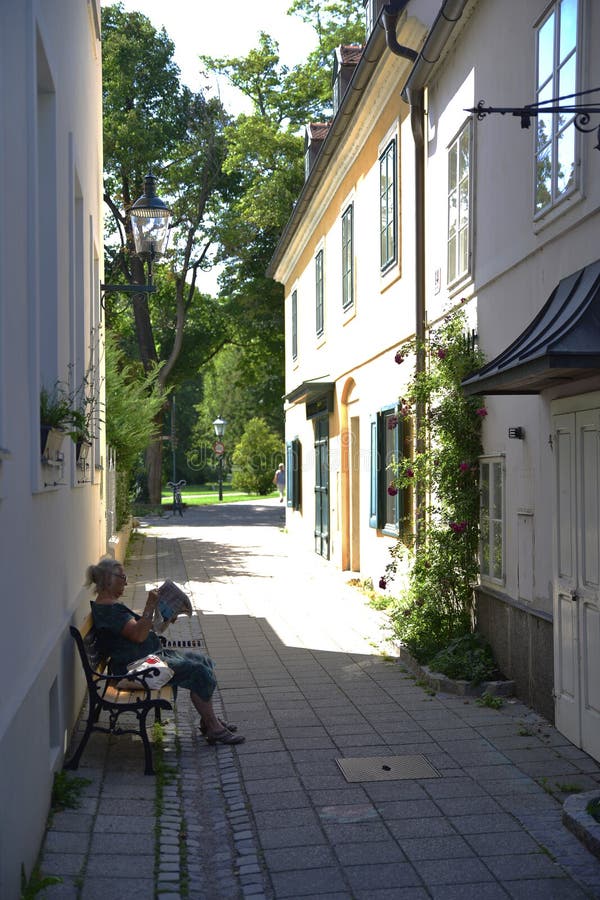 Corredor Pequeno Bonito Com Banco Imagem de Stock Editorial - Imagem de ...