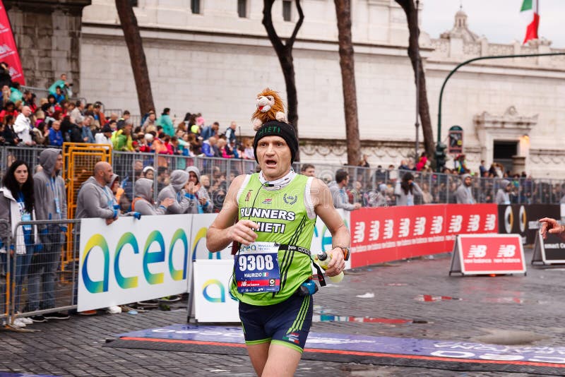 Corredores De Maratona Na Chegada No Meta Foto de Stock Editorial ...