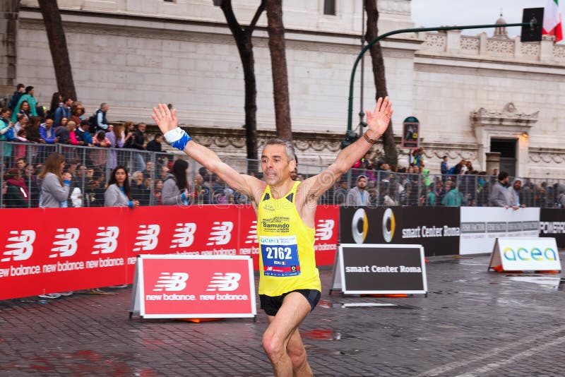 Corredores De Maratona Na Chegada No Meta Foto de Stock Editorial ...