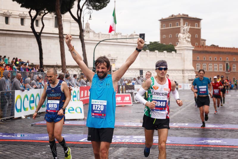 Corredores De Maratona Na Chegada No Meta Foto de Stock Editorial ...