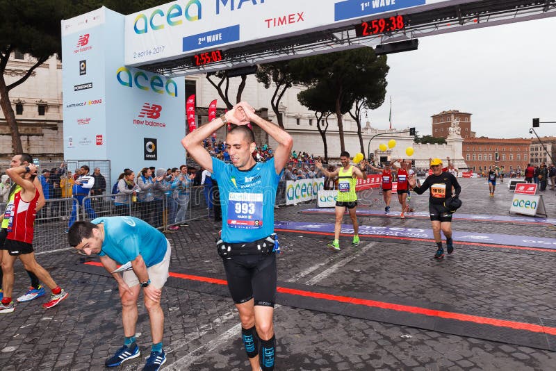 Corredores De Maratona Na Chegada No Meta Foto de Stock Editorial ...