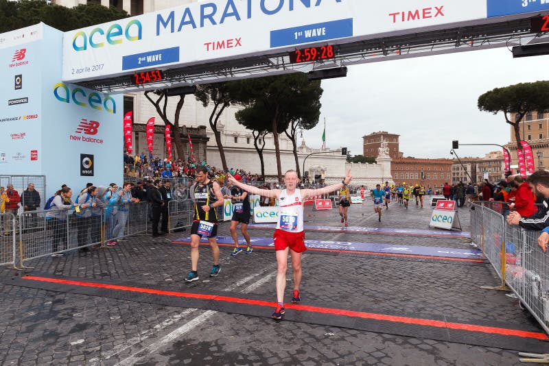 Corredores De Maratona Na Chegada No Meta Foto de Stock Editorial ...