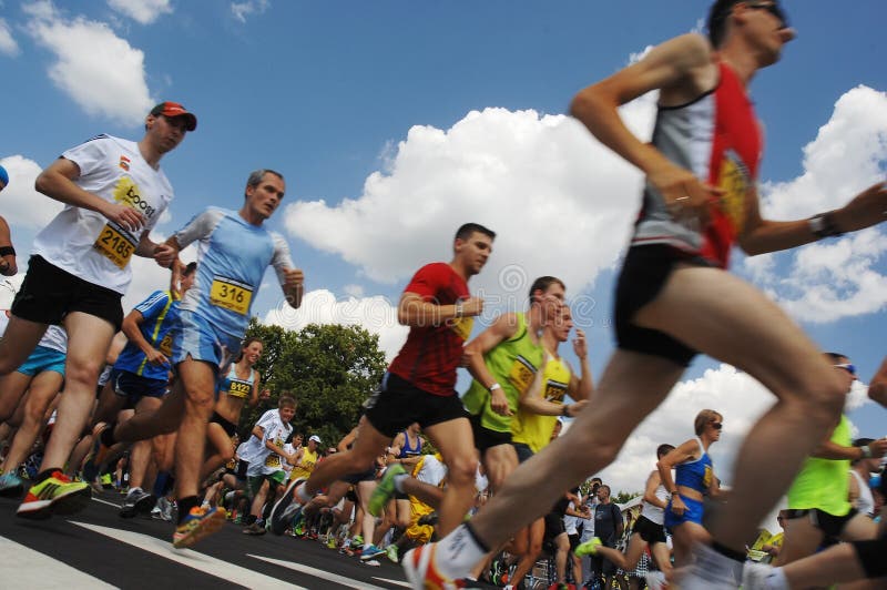 Começo Da Corrida Da Energia De Adidas Fotografia Editorial - Imagem de ...