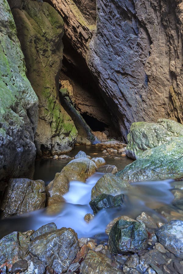 Corriente Ponicova imagen de archivo. Imagen de sunlight - 33219401