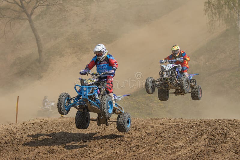 Corsa Del Quadrato - Due Cavalieri in Un Salto Fotografia Editoriale ...