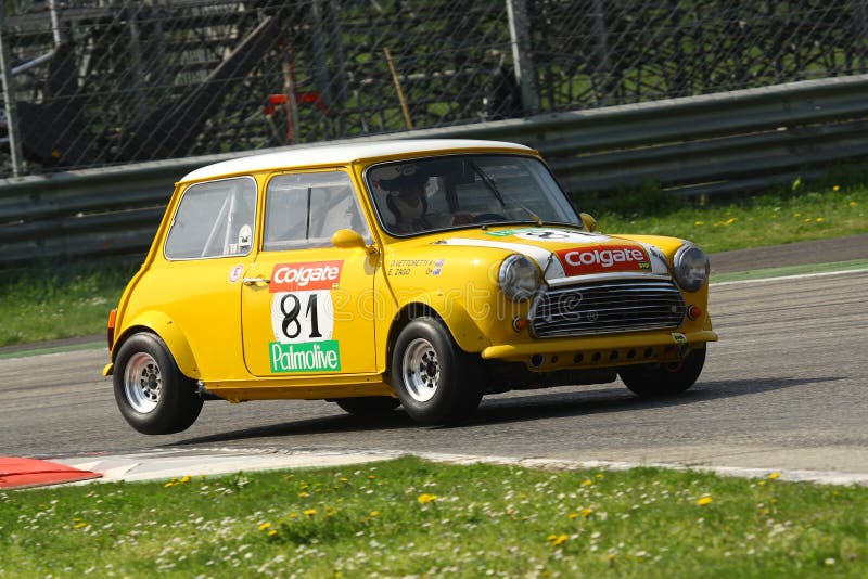 Corsa di Mini Cooper fotografia stock editoriale. Immagine di mini ...