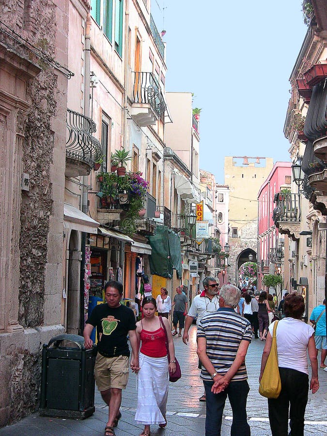 Corso Umberto de Taormina photographie éditorial. Image du course ...