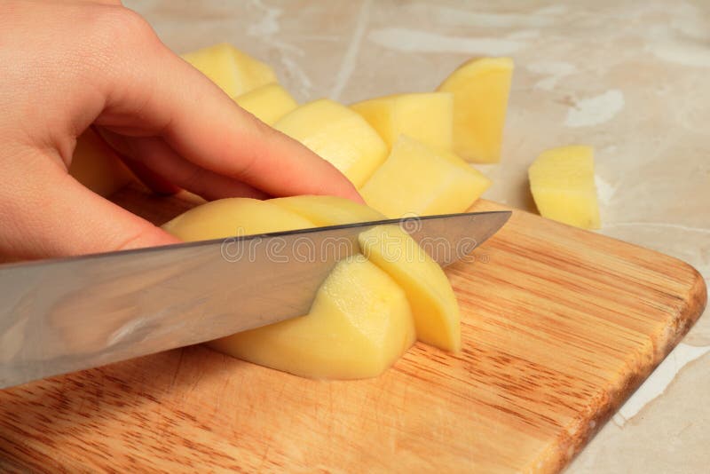 Cortando a batata imagem de stock. Imagem de batata, placa - 16704585