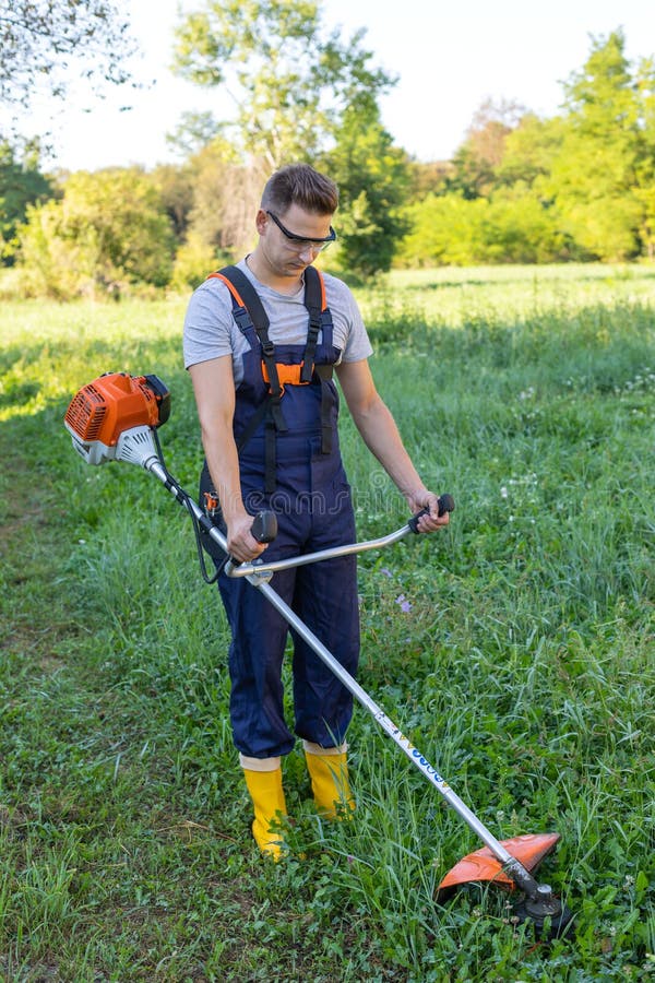 Cortando pasto imagen de archivo. Imagen de exterior - 157632357