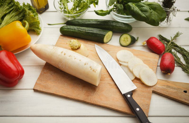 Cortar El Nabo Fresco En El Tablero De Madera Imagen de archivo ...