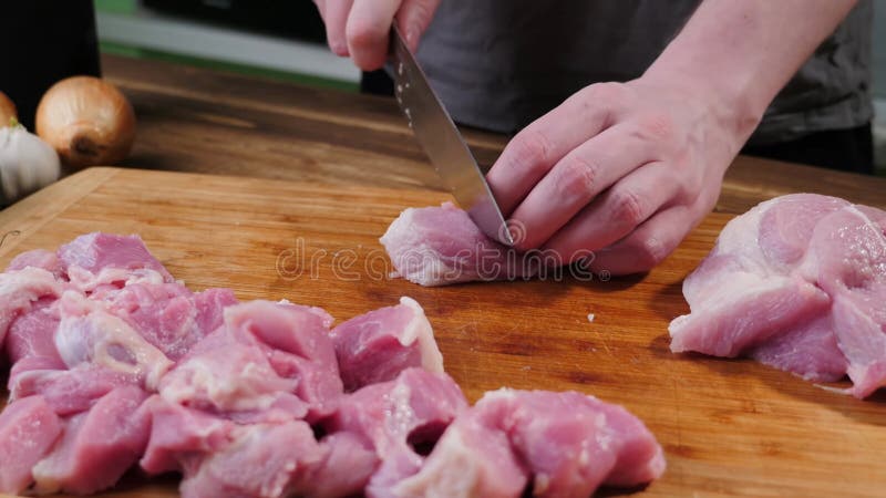 Cortar La Comida Preparada Filete De La Carne Cruda Imagen de archivo ...