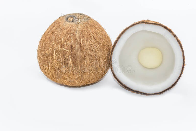 Cortar La Mitad Del Coco En El Fondo Blanco Foto de archivo - Imagen de ...