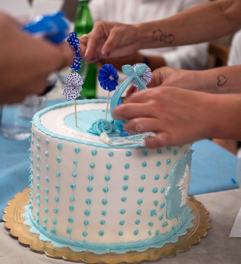Cortar Un Pastel De Vacaciones Un Pastel En Un Plato Imagen de archivo ...