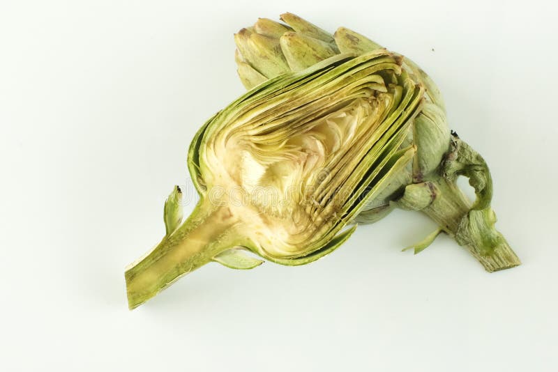 Corte Crudo De La Alcachofa Por La Mitad Imagen de archivo - Imagen de ...