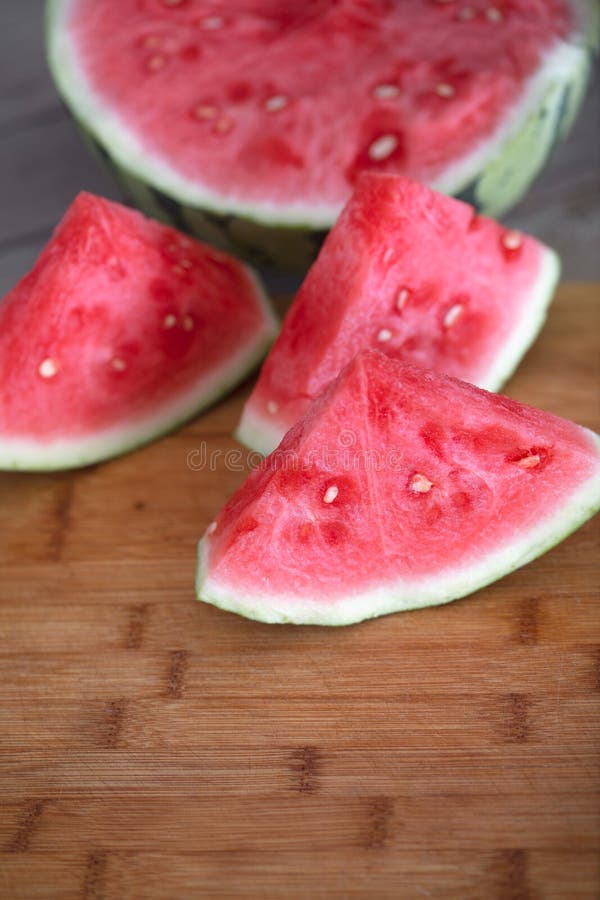 Corte De Melancia Na Prancha Imagem de Stock - Imagem de interior ...