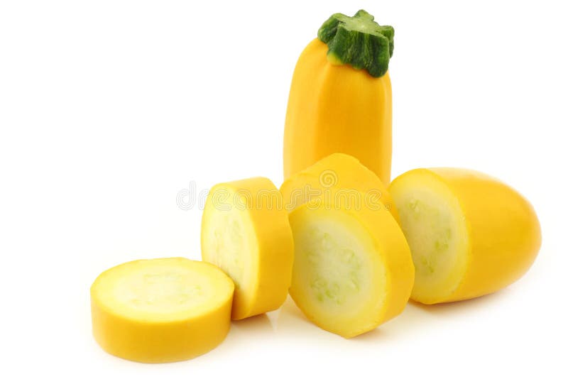 Dos Zucchini Amarillos Aislados En Fondo Blanco. Calabacines Amarillos ...