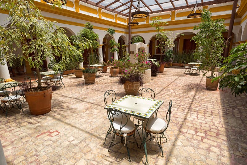 Corte Interior Colonial En México Foto editorial - Imagen de ciudad ...