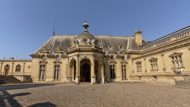 Corte Interna Del Castillo De Chantilly, Francia Imagen de archivo ...