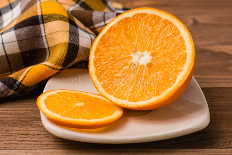 Corte a Laranja Em Uma Placa Em Uma Tabela De Madeira Foto de Stock ...