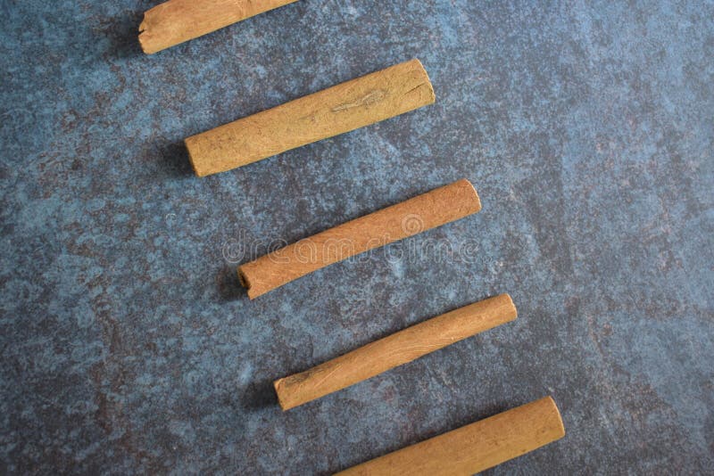 Corteza De Canela Seca En Bruto Imagen de archivo - Imagen de ...