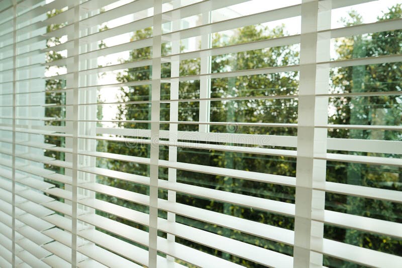 Cortinas Em Windows Em Uma Sala Imagem de Stock - Imagem de brilhante ...