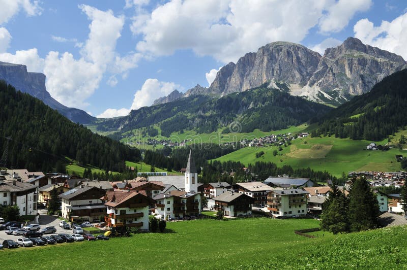 Corvara в Badia стоковое изображение. изображение насчитывающей крыши ...