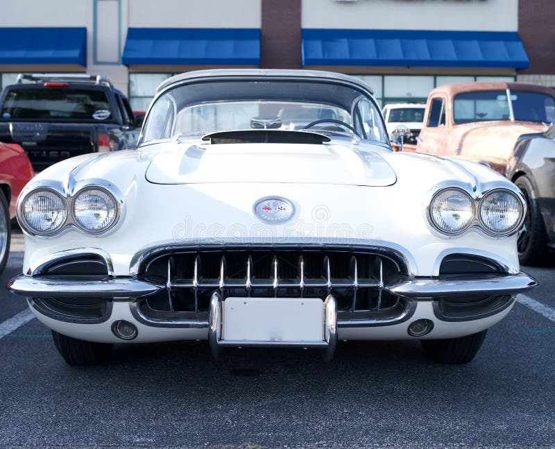 La Vista Frontale Dell'inizio Degli Anni Cinquanta Modella La Corvetta ...