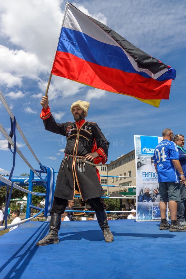 Cosaco Ruso Con La Bandera Rusa Imagen editorial - Imagen de coseno ...